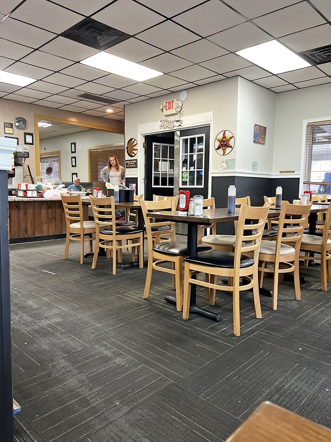 Inside, wooden chairs and simple tables create that perfect diner atmosphere—where conversations flow as freely as the coffee. Comfort without pretension.