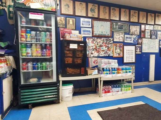 Blue walls adorned with decades of memories and a fridge full of colorful sodas—the interior design philosophy here is clearly "sandwich first, everything else second."