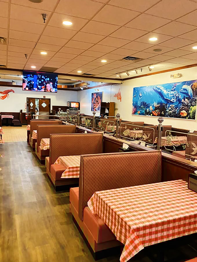 Red-checkered tablecloths and cozy booths set the stage for seafood drama. No pretension here—just comfortable seating for the messy masterpiece about to unfold.