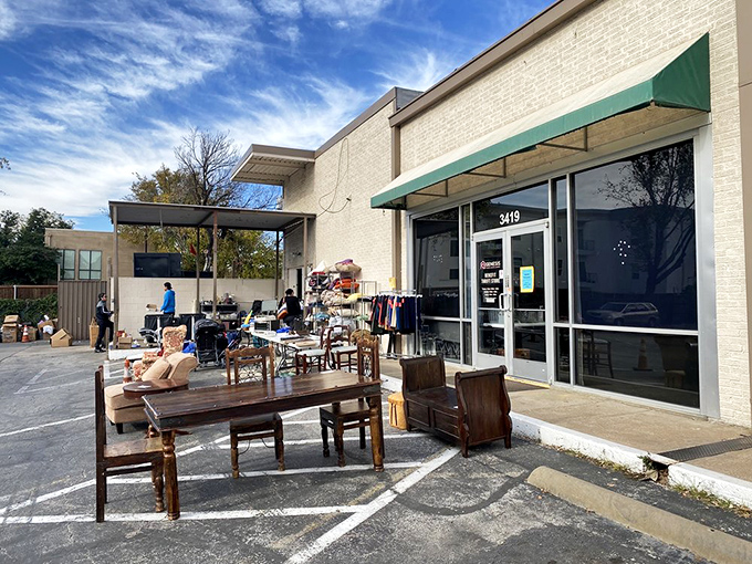 Under clear Texas skies, furniture finds a temporary home in the parking lot—a preview of the indoor wonderland that awaits treasure seekers.