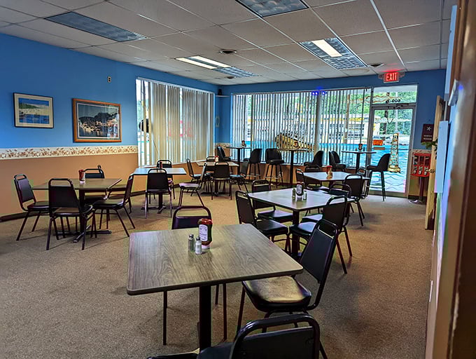 Simple tables, blue walls, and zero pretension – just the way a serious seafood joint should be. The focus here is squarely on what arrives on your plate.