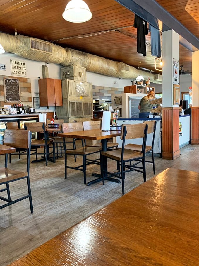 Wooden beams, rustic charm, and that sign that speaks the truth: "I love you like biscuits and gravy." A romance we can all get behind.