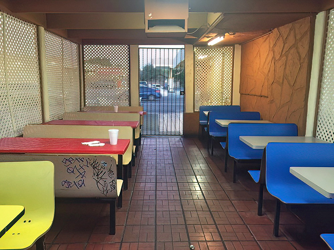 Simple plastic chairs and honest brick floors – where authenticity matters more than Instagram aesthetics. 
