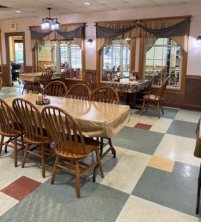 Windsor chairs and colorful checkerboard floors – where time slows down just enough for you to contemplate a second helping of everything.