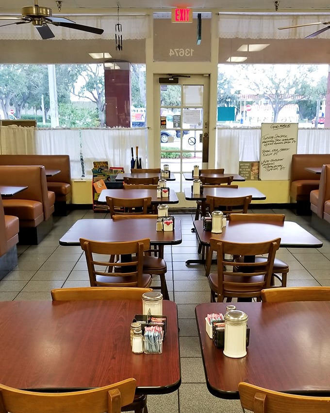 Like your favorite living room, but with better coffee – this is where Davie comes to feel at home.