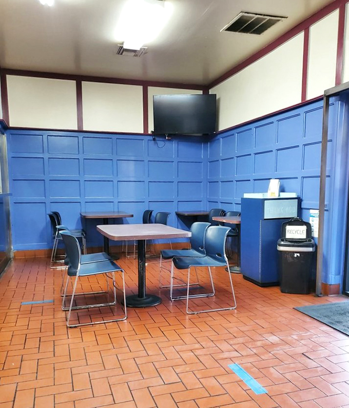 Blue paneled walls and simple furnishings create a maritime atmosphere without the clichéd fishing nets. This is a place that lets the food do the talking.