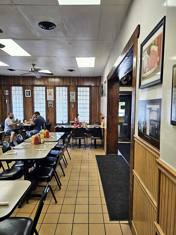 Simple tables, wood paneling, and sandwich photos on the wall – this no-frills interior promises one thing: the focus is entirely on the food.