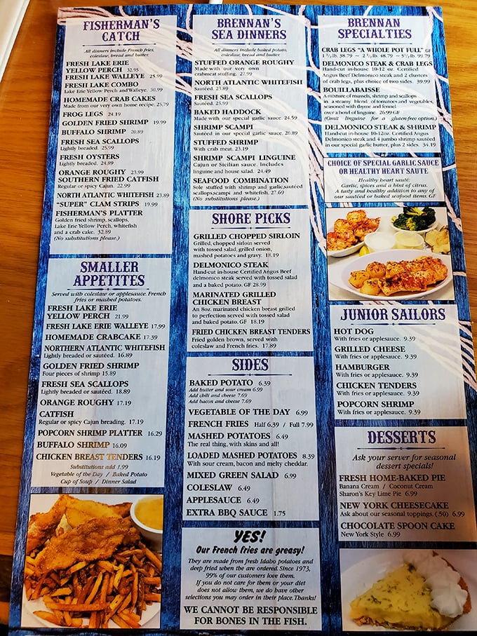 A menu that proudly proclaims "YES! Our French fries are greasy!" deserves respect. Honesty and seafood abundance—what more could you ask for in a lakeside eatery? 