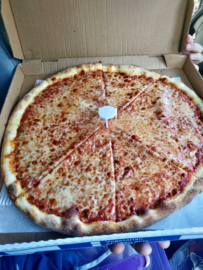 Behold the pizza perfection that would make a Brooklyn native weep tears of pure joy.