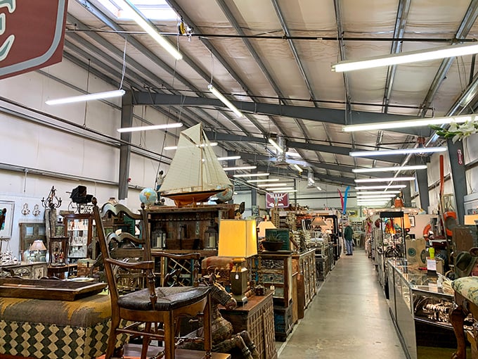 Lakewood 400's outdoor market creates a festival of finds under the Georgia sky. Tables of treasures await the keen-eyed shopper!
