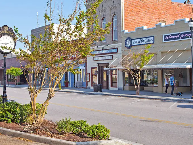 This street's got more charm than a rom-com set in Savannah—clock included, no subscription needed.
