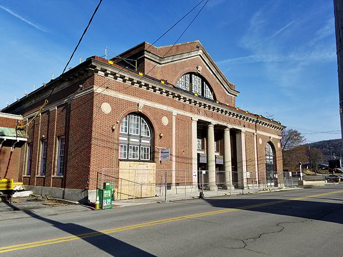 Downtown charm at its finest! These brick buildings have weathered economic storms while maintaining their dignity – unlike my attempts at home renovation projects.