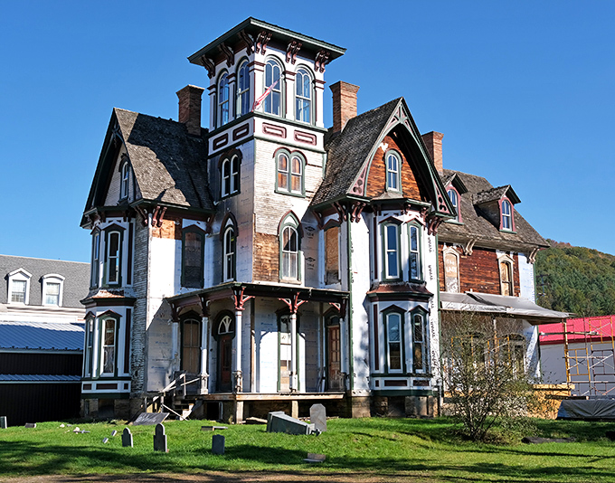 The F.W. Knox House looks like it should be on a Victorian Christmas card—that tower is practically begging you to sip hot chocolate by a window.