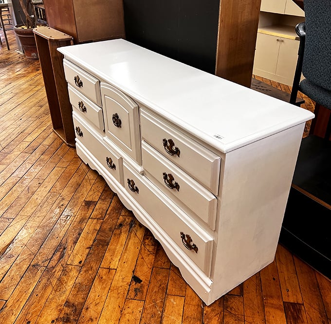 This pristine white dresser isn't just furniture—it's potential. Someone's about to score a bedroom makeover for the price of a fancy coffee.