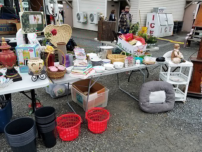 Home décor heaven, where wicker meets whimsy and every flea market find begs for a second chance to shine.