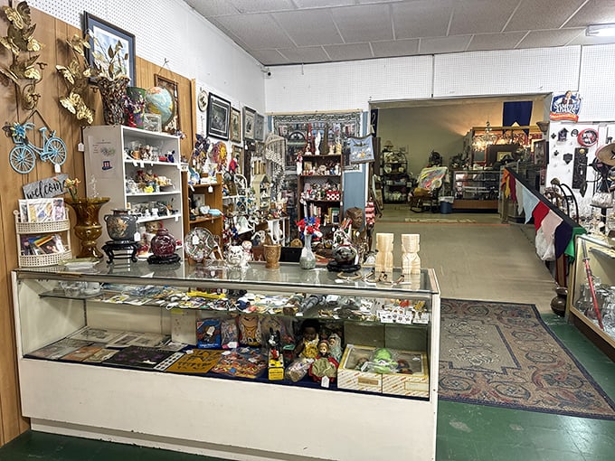 Cozy quarters packed with personality prove that great antique finds come in all sizes.