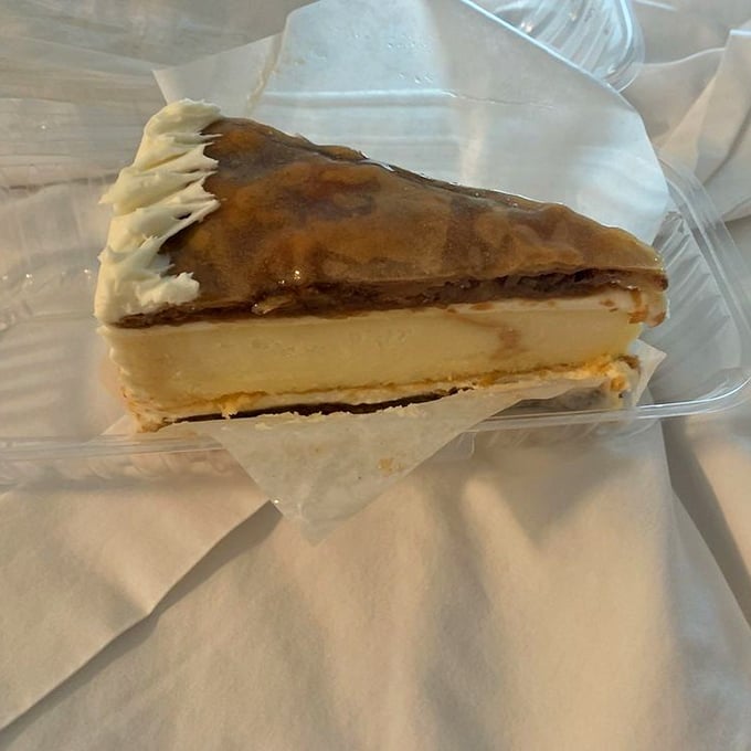 Layer upon layer of sweet diplomacy – this cheesecake has clearly negotiated peace between baklava and New York-style decadence.