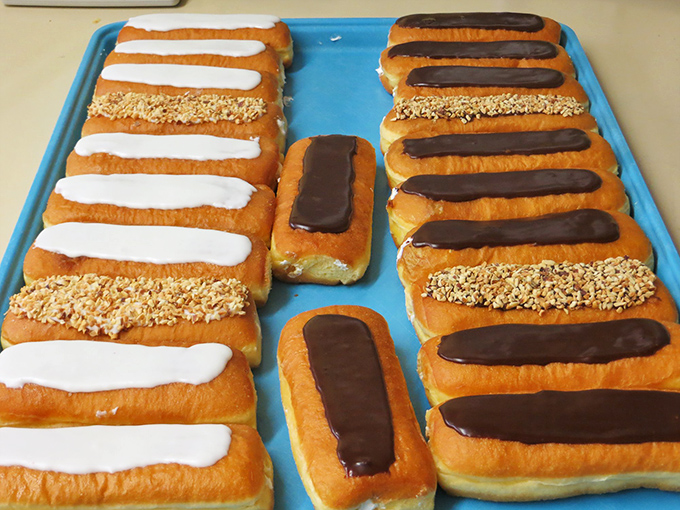Long johns with attitude! These cream sticks aren't playing around. Half chocolate, half vanilla, and completely irresistible with that peanut crunch.