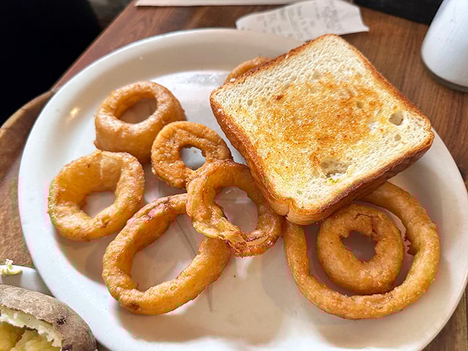 Golden onion rings and buttery toast—the supporting actors that deserve their own standing ovation in the meat-centric drama of your meal.