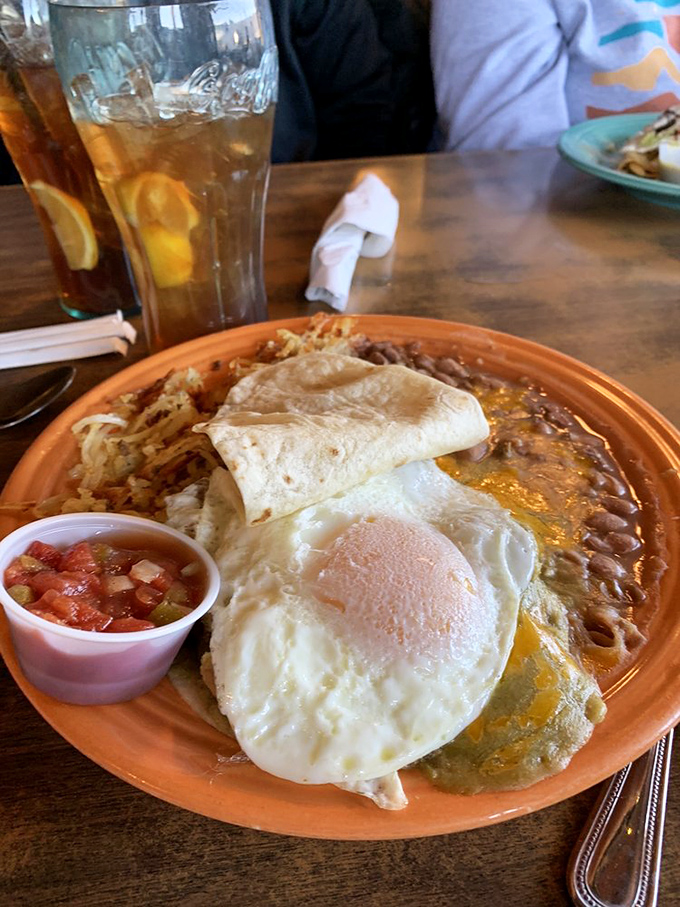 When breakfast looks this magnificent, you understand why mornings were invented – pure southwestern comfort on ceramics.