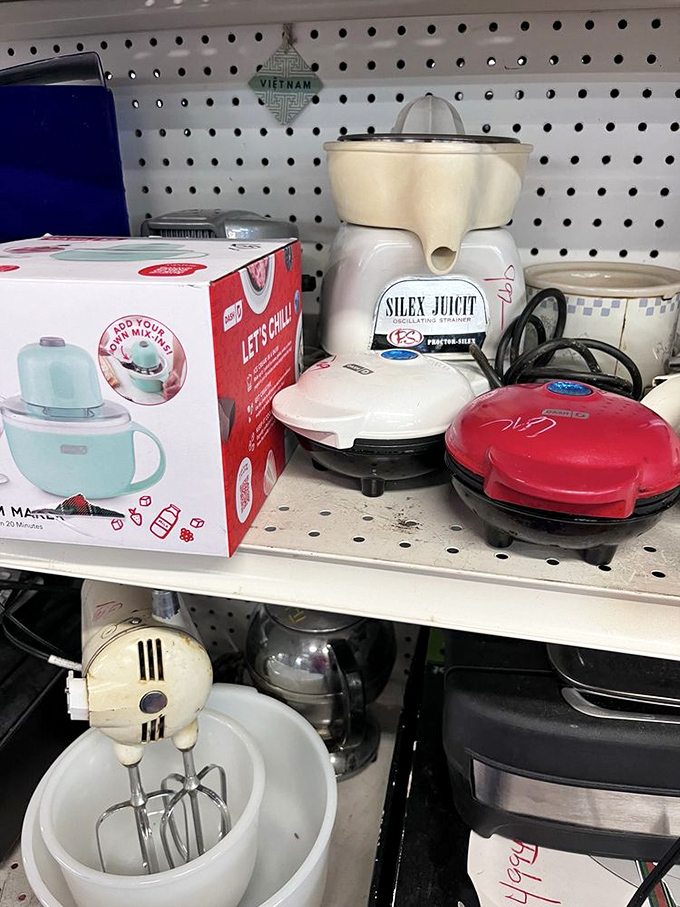 Kitchen gadget heaven! That vintage Silex Juicit juicer and retro hand mixer might just inspire your next culinary masterpiece.