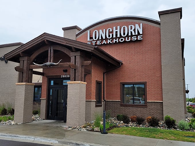 LongHorn's distinctive entrance with those impressive wooden beams says, "We take our steaks seriously around here, partner."