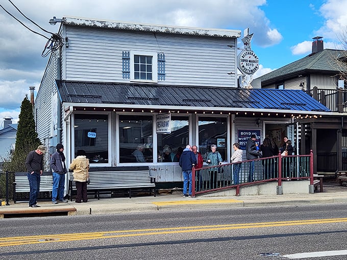 The line forming outside Boyd & Wurthmann Restaurant tells you everything you need to know about what awaits inside.