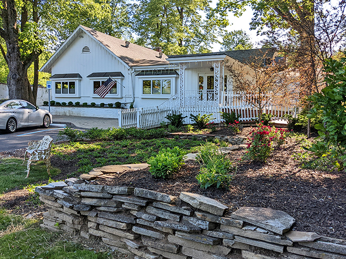 White picket fence, beautiful landscaping—Hollyhock Hill knows presentation matters. Just wait until you see how they present their famous golden-brown chicken!