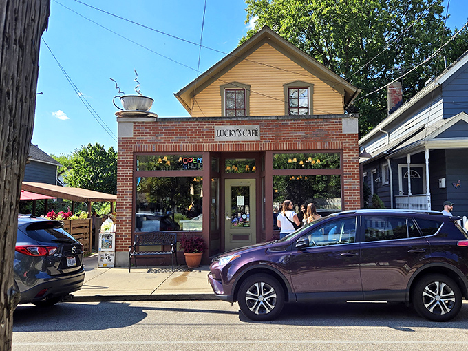That giant coffee cup on the roof isn't just decoration—it's a promise of caffeinated bliss to come.