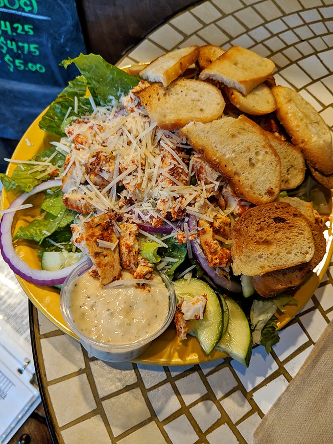 When a salad has this much personality, you don't call it rabbit food. You call it lunch and feel smug about your life choices.