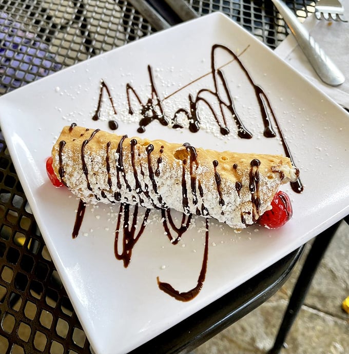 A cannoli that would make Don Corleone proud. This crispy shell filled with sweet ricotta and chocolate drizzle is an offer you can't refuse.