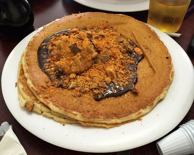 Pancakes wearing chocolate like a Sunday hat – because sometimes breakfast deserves to dress up.