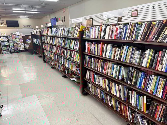 A library without late fees! These shelves contain everything from forgotten bestsellers to cookbooks with only one splattered page – the good recipe.