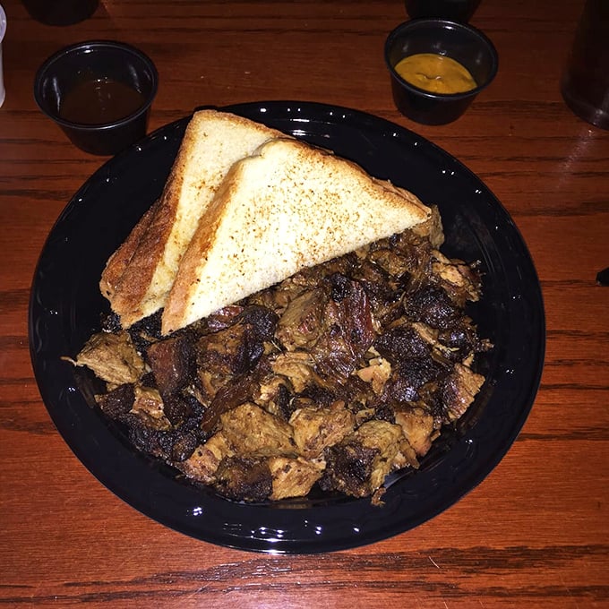 Burnt ends and toast – a relationship more perfect than most Hollywood marriages. The bark-to-meat ratio here deserves its own mathematical equation.