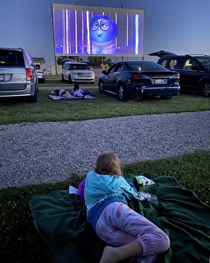 Fleo's Flicks knows how to set the mood—"It's Show Time!" flashing on screen as cars tune radios to the perfect frequency.