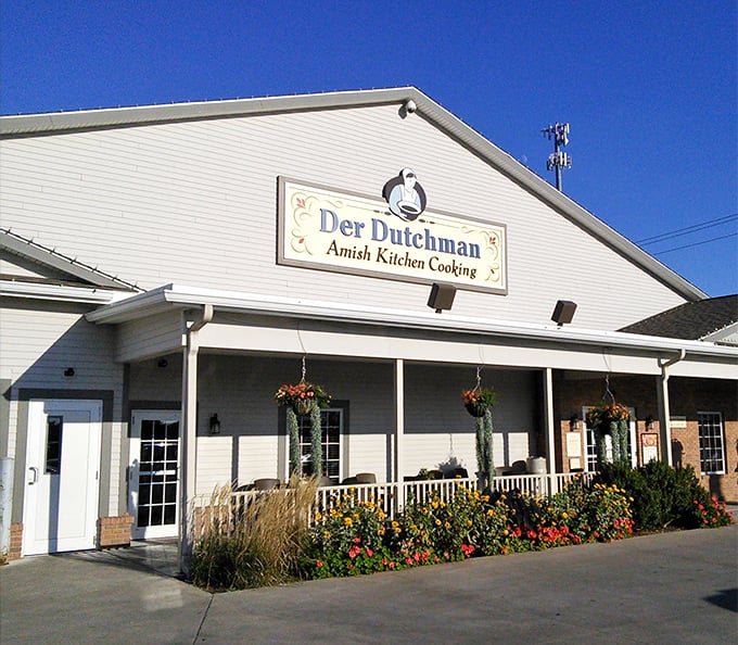 Der Dutchman's seasonal decorations and hanging plants create a picture-perfect welcome that promises delicious things to come.
