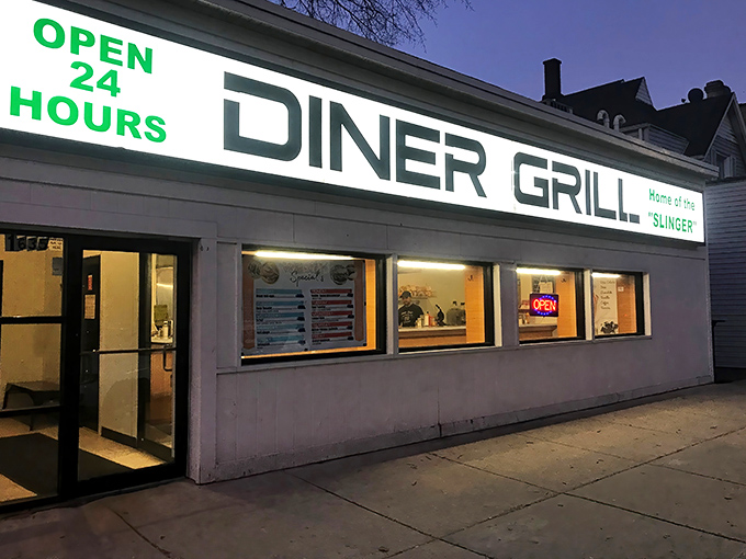 When the sun goes down, Diner Grill lights up – a nocturnal oasis for breakfast lovers.