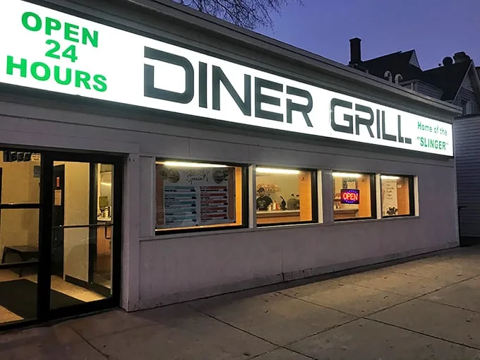 When the sun goes down, Diner Grill lights up – a nocturnal oasis for breakfast lovers.