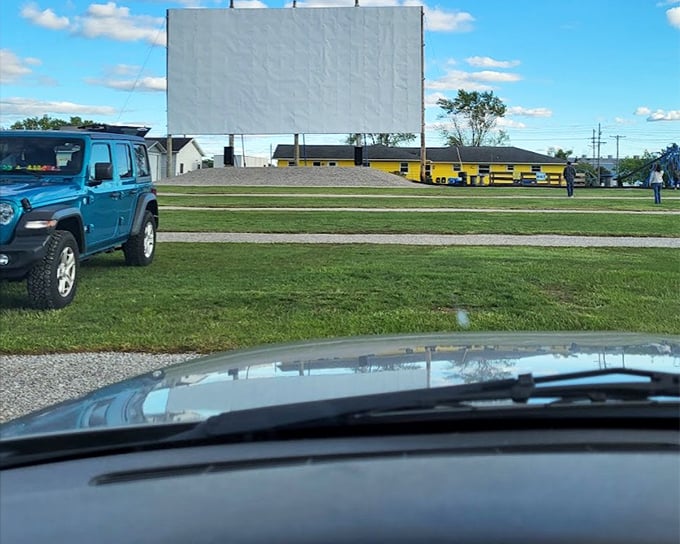 Early arrival at Fleo's means prime parking. That lone car has the right idea—center position for optimal viewing pleasure!