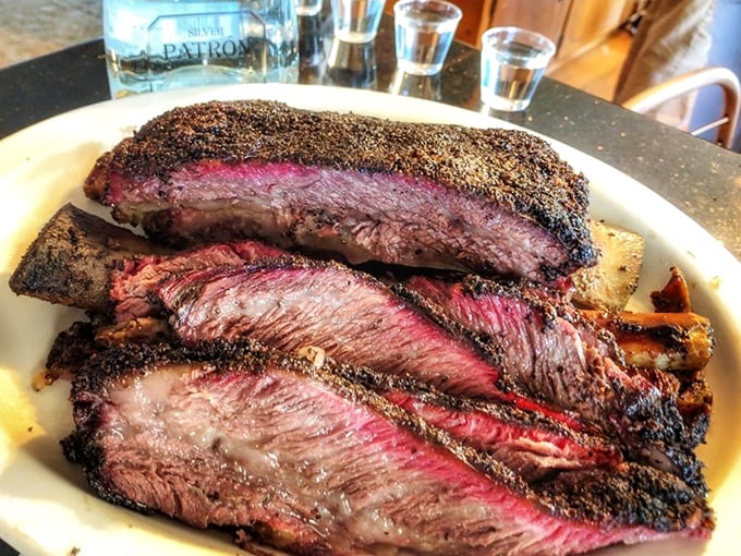 Black bark, pink smoke ring, meltingly tender meat – this plate makes a stronger case for Texas than any tourism brochure.