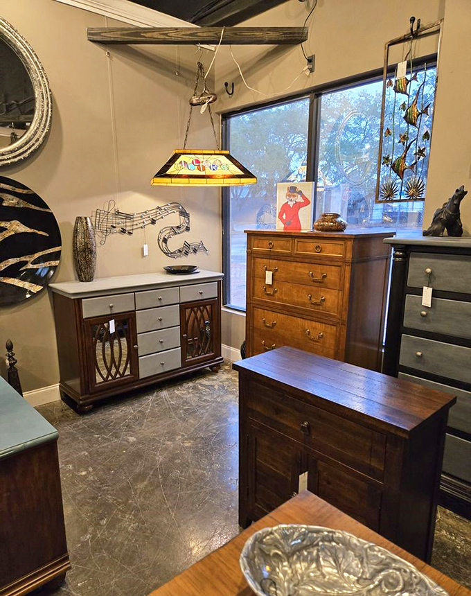 This furniture vignette feels like you've stumbled onto a 1960s movie set—complete with Tiffany-style lamp and wood that's aged like fine wine.