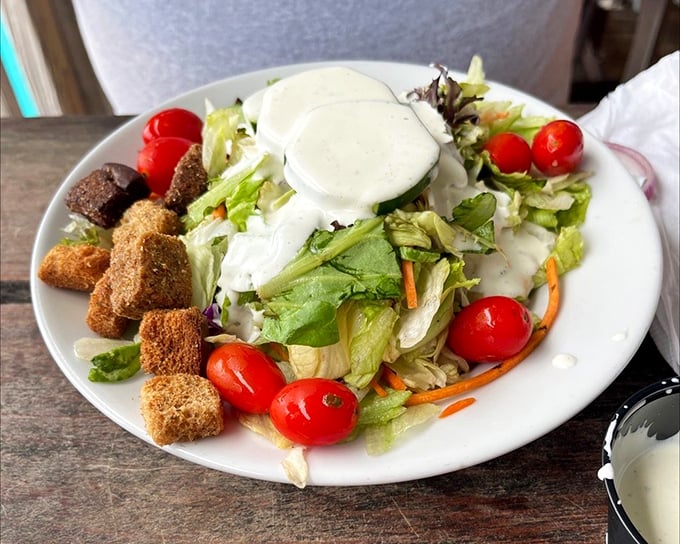 Even the house salad gets the coastal treatment – fresh greens providing a crisp counterpoint to all that glorious fried goodness.