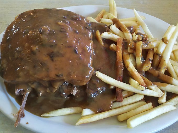 When gravy cascades over roast beef like Niagara Falls, paired with fries so golden they deserve their own Fort Knox, lunch decisions make themselves.