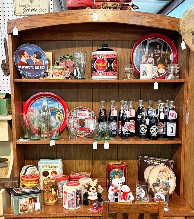Coca-Cola memorabilia that fizzes with nostalgia – these vintage treasures recall days when soda fountains were social hubs.
