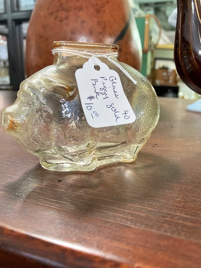 This little glass piggy didn't go to market – it waited patiently to become someone's prized collectible instead.