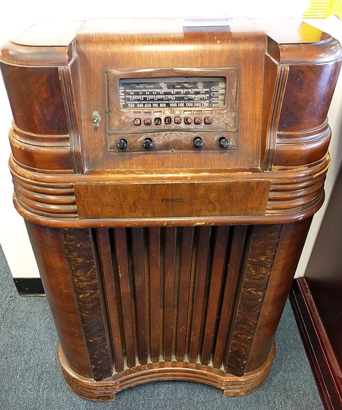 This isn't just a radio—it's a Philco time capsule. Imagine the swing music and FDR speeches that once flowed through those beautiful wooden curves.