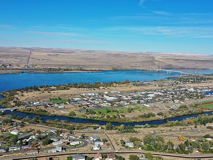 Umatilla's riverside panorama unfolds like nature's own retirement brochure. Blue waters meet golden landscapes in budget-friendly harmony.