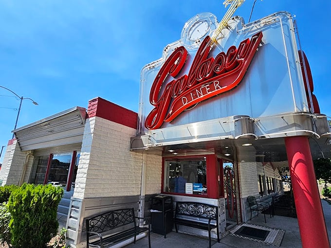 Chrome, neon, and pancakes – Galaxy Diner proves that the 1950s knew a thing or two about starting the day right.