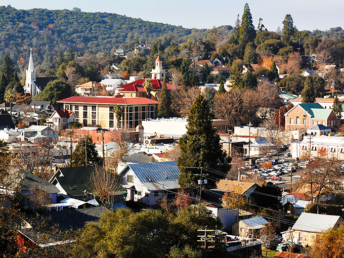 The "Queen of the Southern Mines" shows off her architectural jewels along Sonora's main street, where Gold Rush buildings now house charming shops.