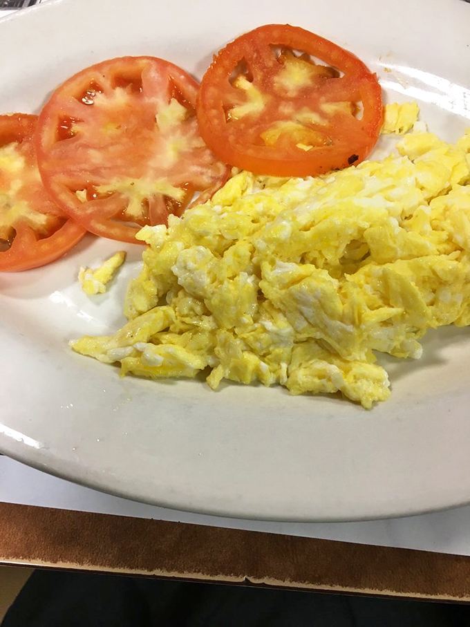 Simple scrambled eggs with fresh tomato slices – proof that sometimes the classics need no improvement, just proper execution.